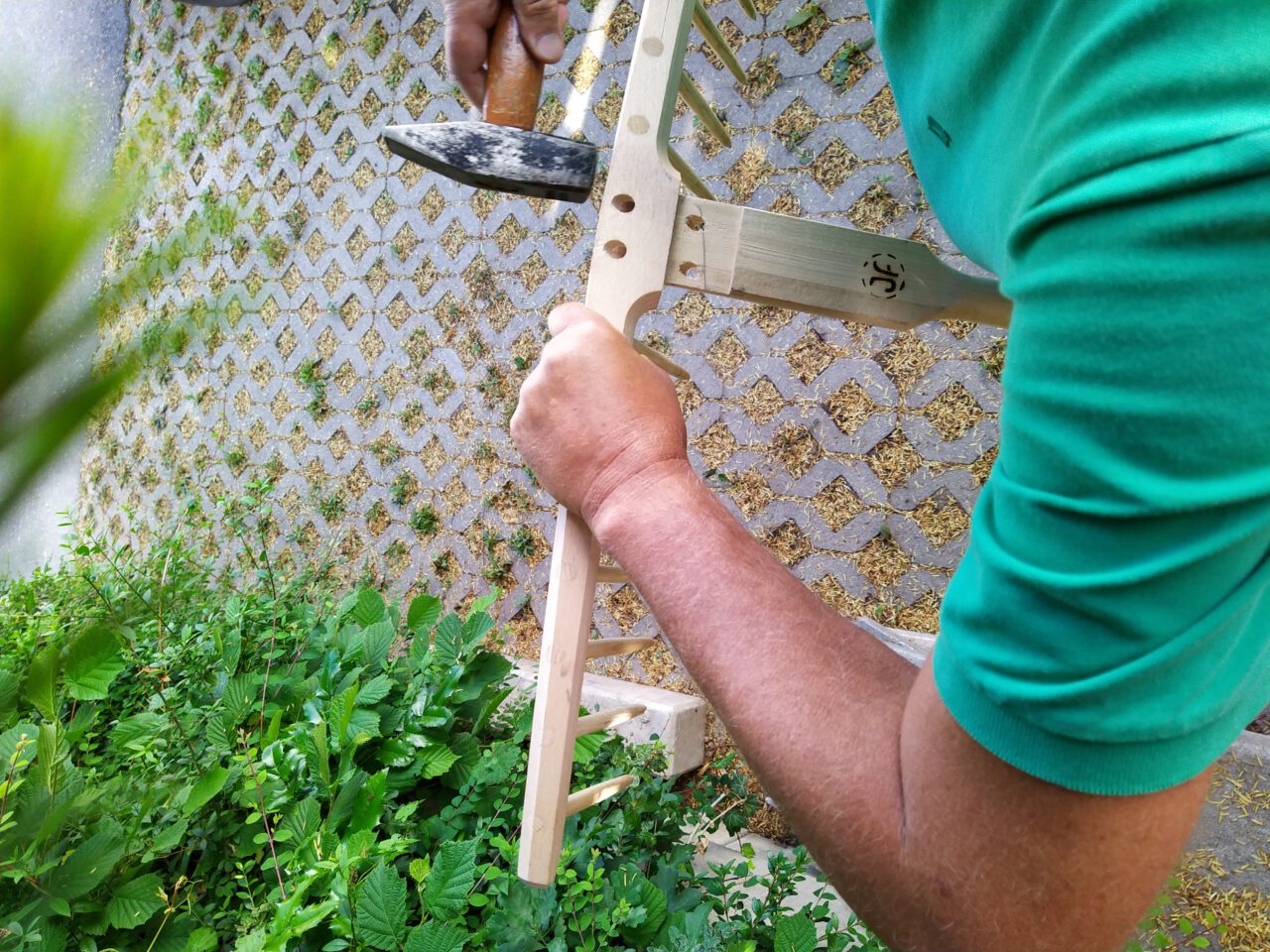 Wie der beste Rechen der Welt die Wiese frisiert | die-Sensenlehrerin