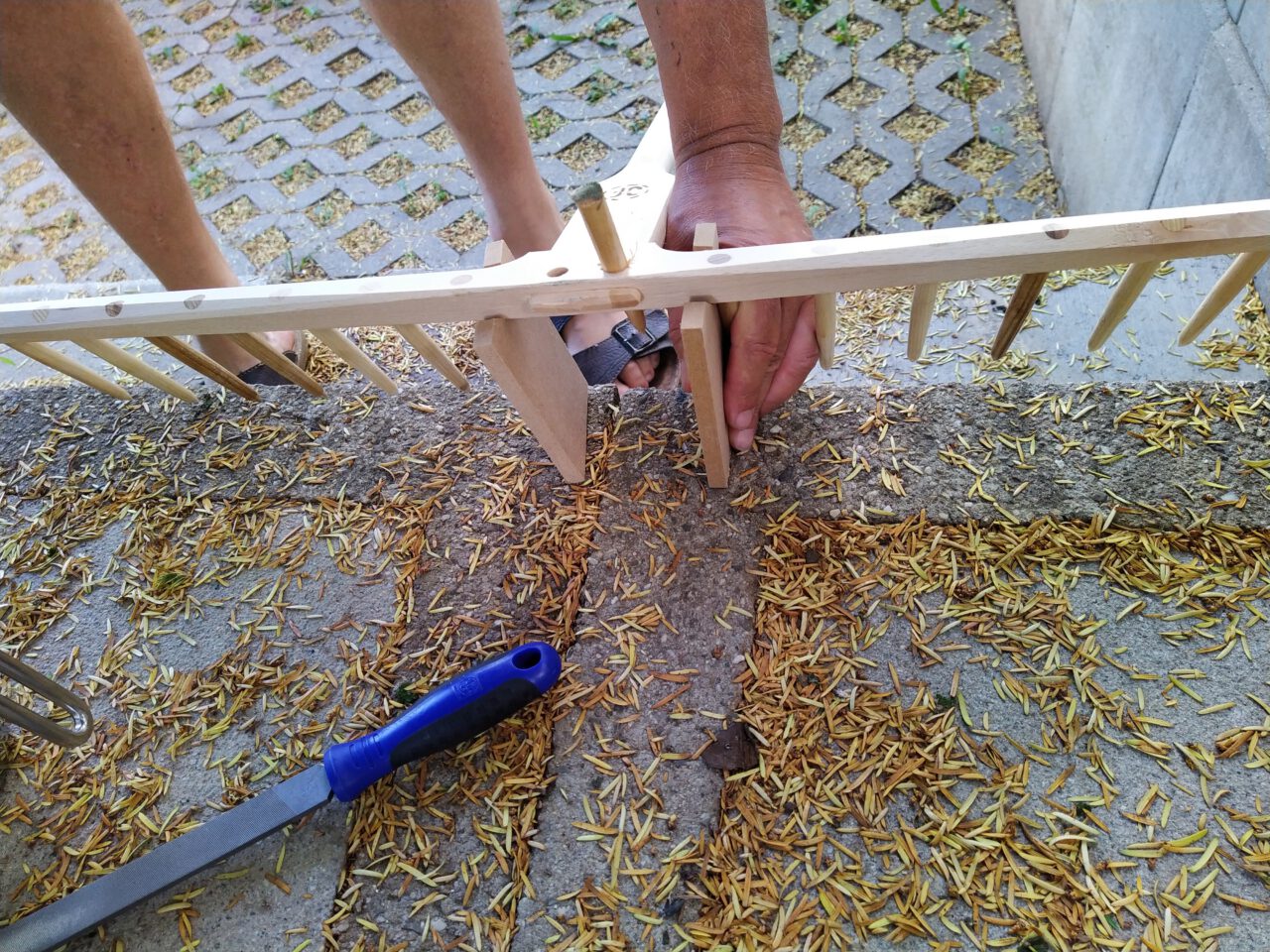 Wie der beste Rechen der Welt die Wiese frisiert | die-Sensenlehrerin